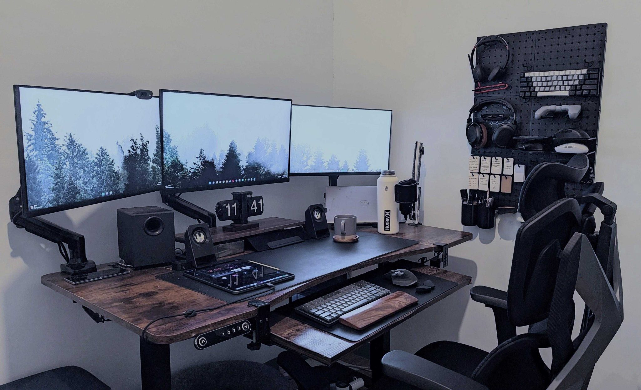 How To Decorate Gaming Desk For An Epic Setup - TechSyncrhon